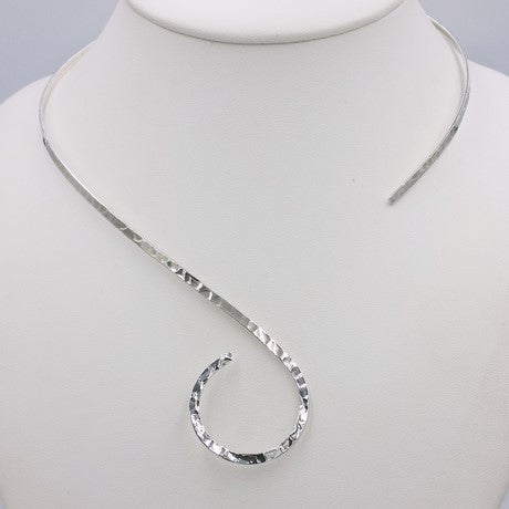 Collier Rigide Ouvert en Argent Martelé pour Femme
