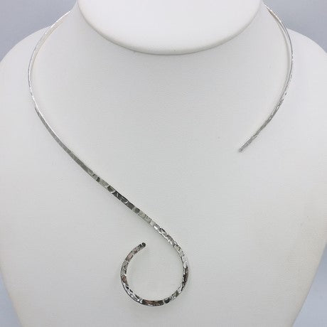 Collier Rigide Ouvert en Argent Martelé pour Femme