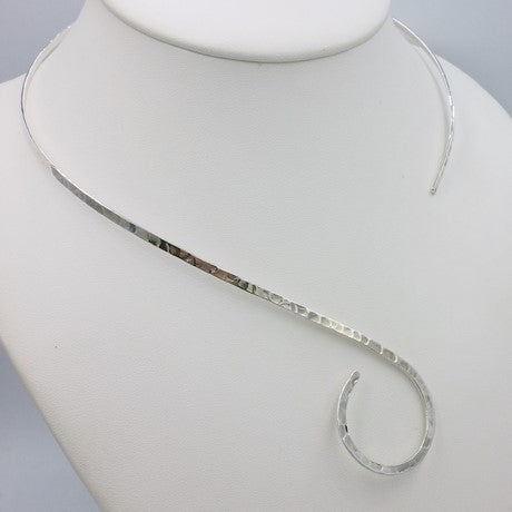 Collier Rigide Ouvert en Argent Martelé pour Femme